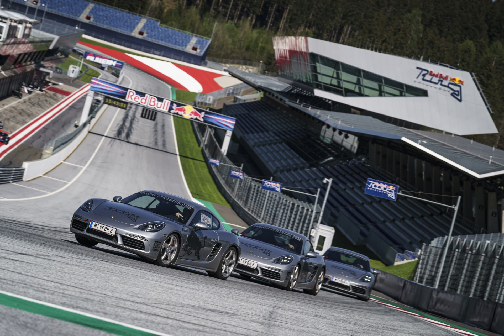 The track is hot I Experience F1/MotoGP track