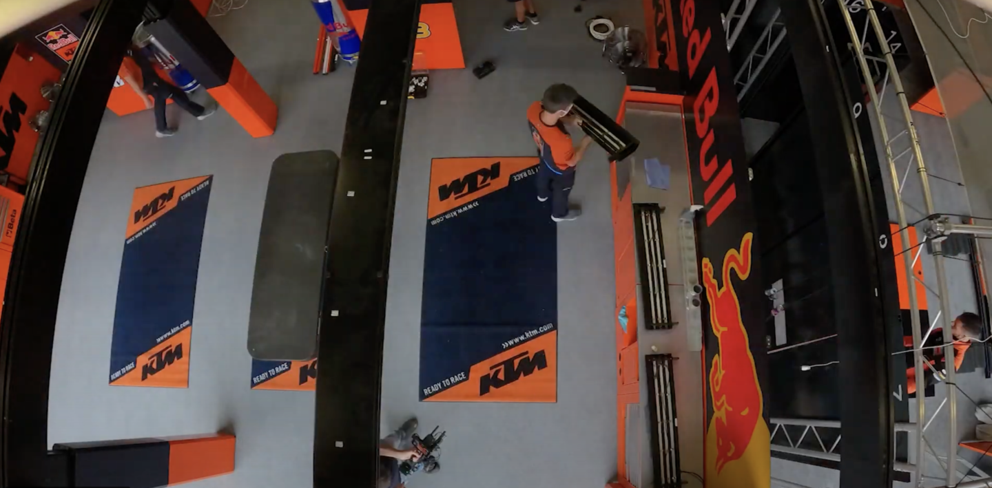 Red Bull KTM Factory Racing: the construction of the pit in fast motion