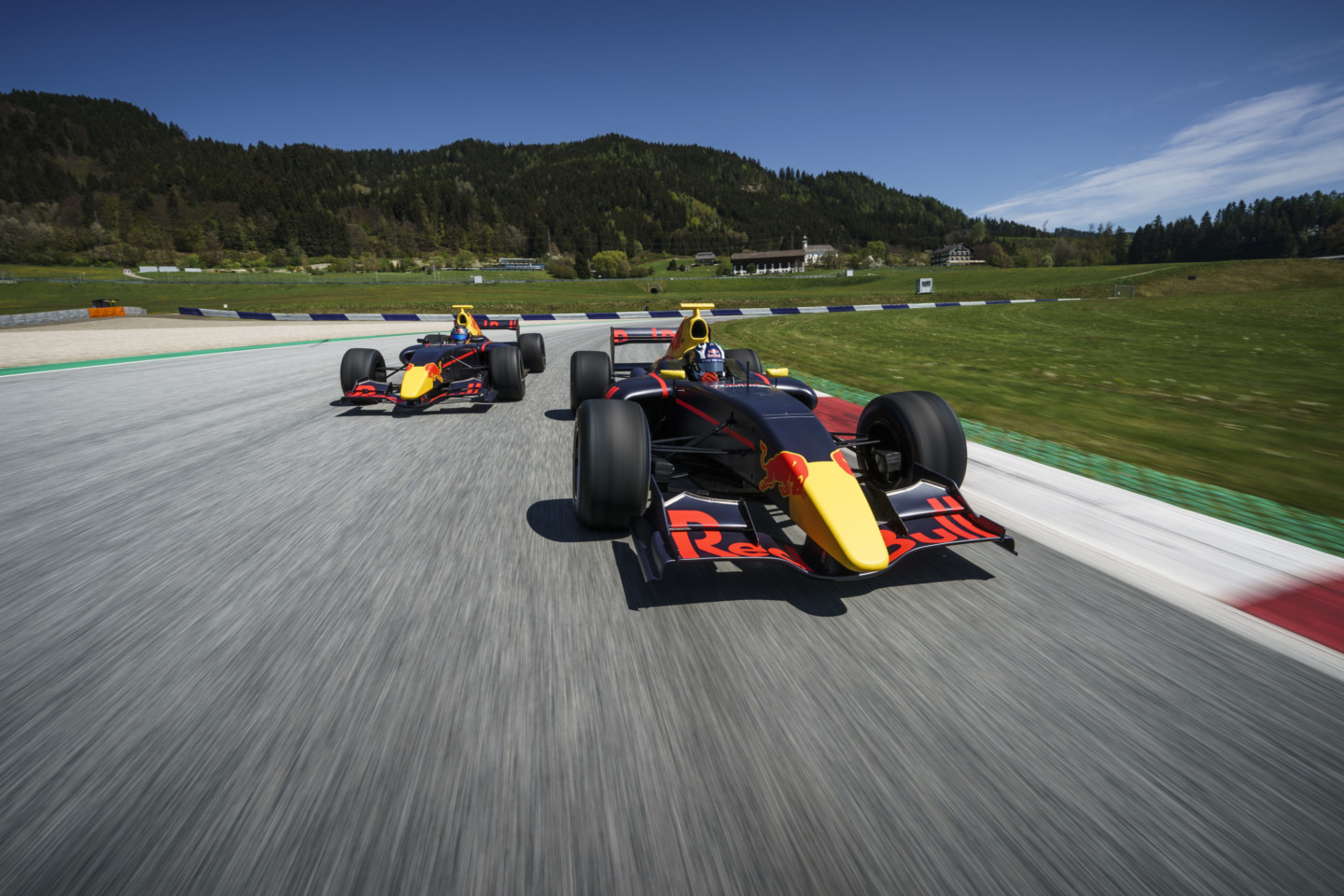 The track is hot I Experience F1/MotoGP track