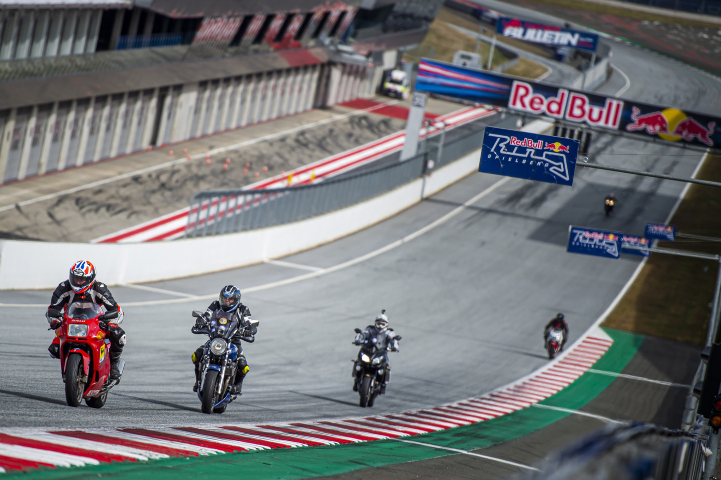 The track is hot I Experience F1/MotoGP track