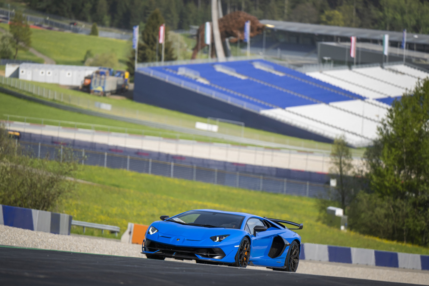 The track is hot I Experience F1/MotoGP track