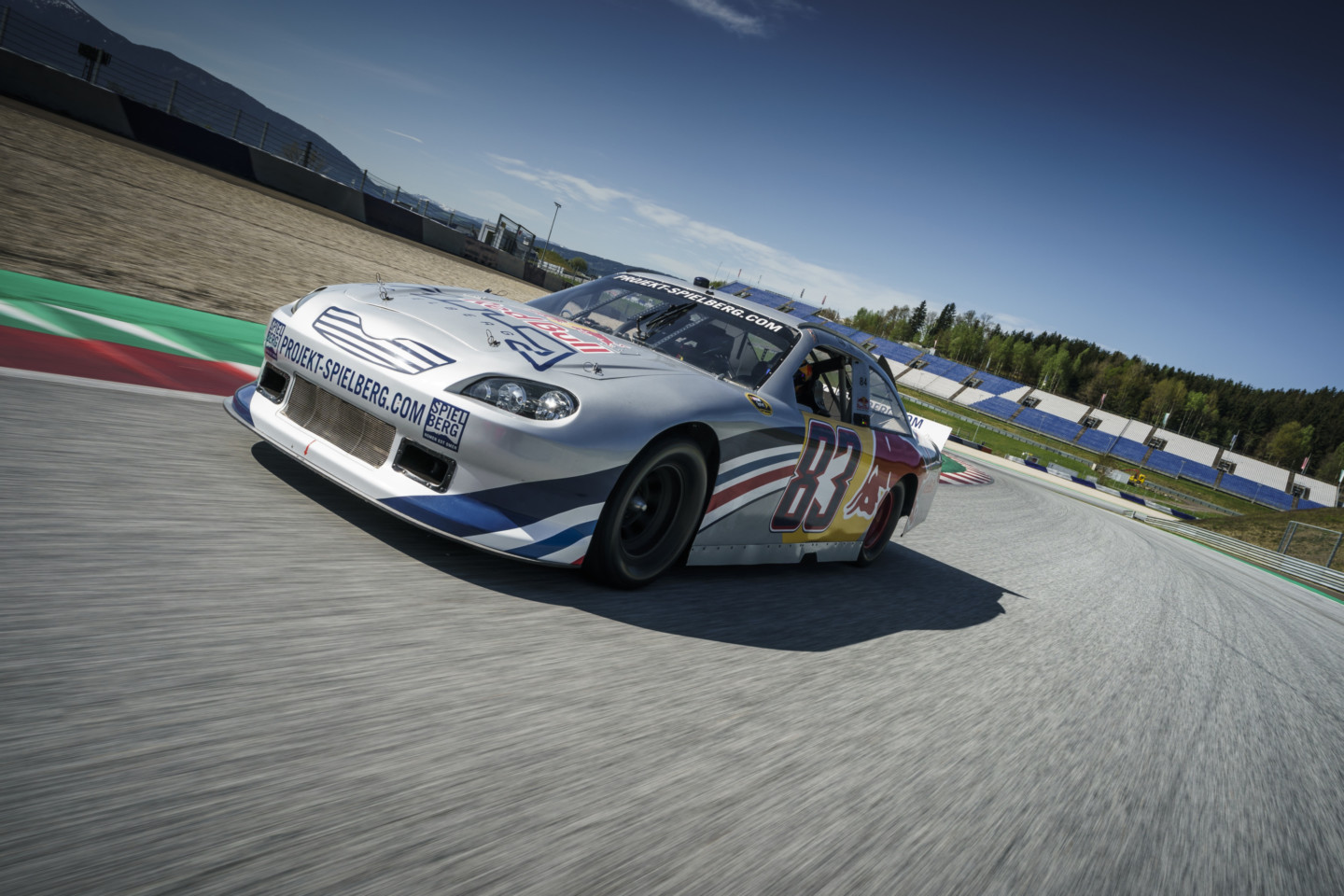 The track is hot I Experience F1/MotoGP track