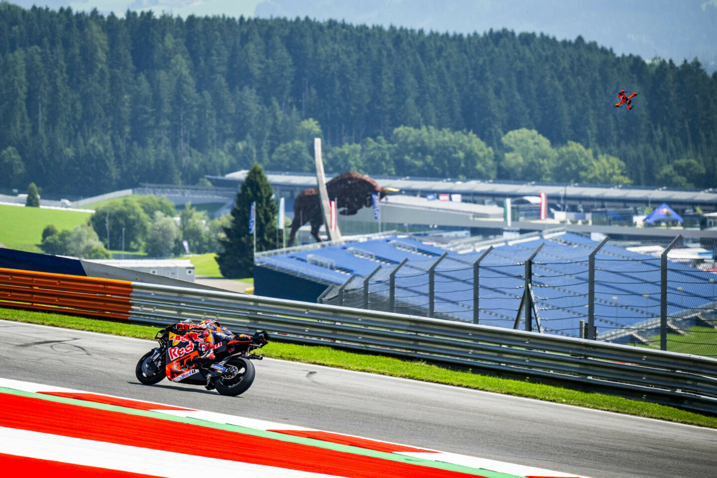 MotoGP seen from a bird's eye perspective: Red Bull Drone 1