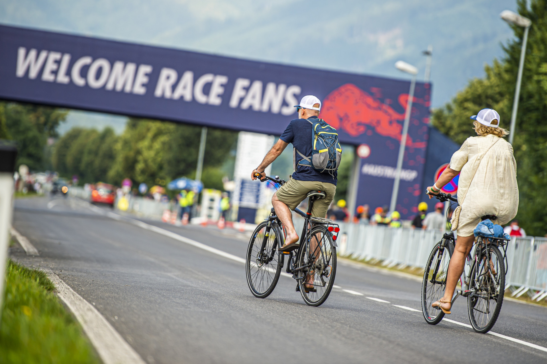 Arrival Formula 1 by bike